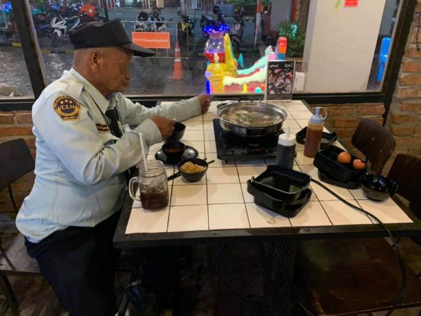 Woman Buys Hungry Security Guard Hot Pot
