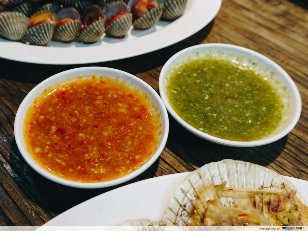 Sathanee Mee Hoi Is A BKK Seafood Restaurant With Dancing Waiters