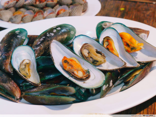 Sathanee Mee Hoi Is A BKK Seafood Restaurant With Dancing Waiters