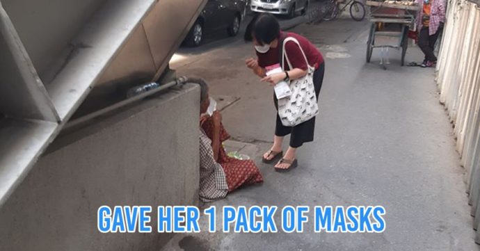 Aunty Gives Masks To Homeless Grandma For Protection Against Virus