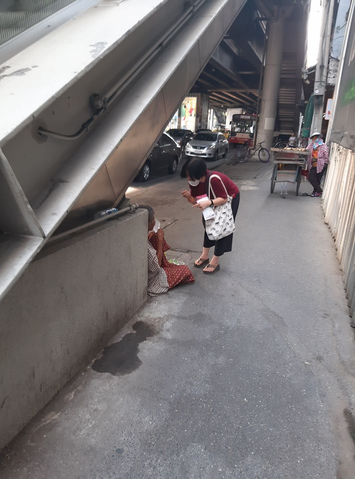 Aunty Gives Masks To Homeless Grandma For Protection Against Virus