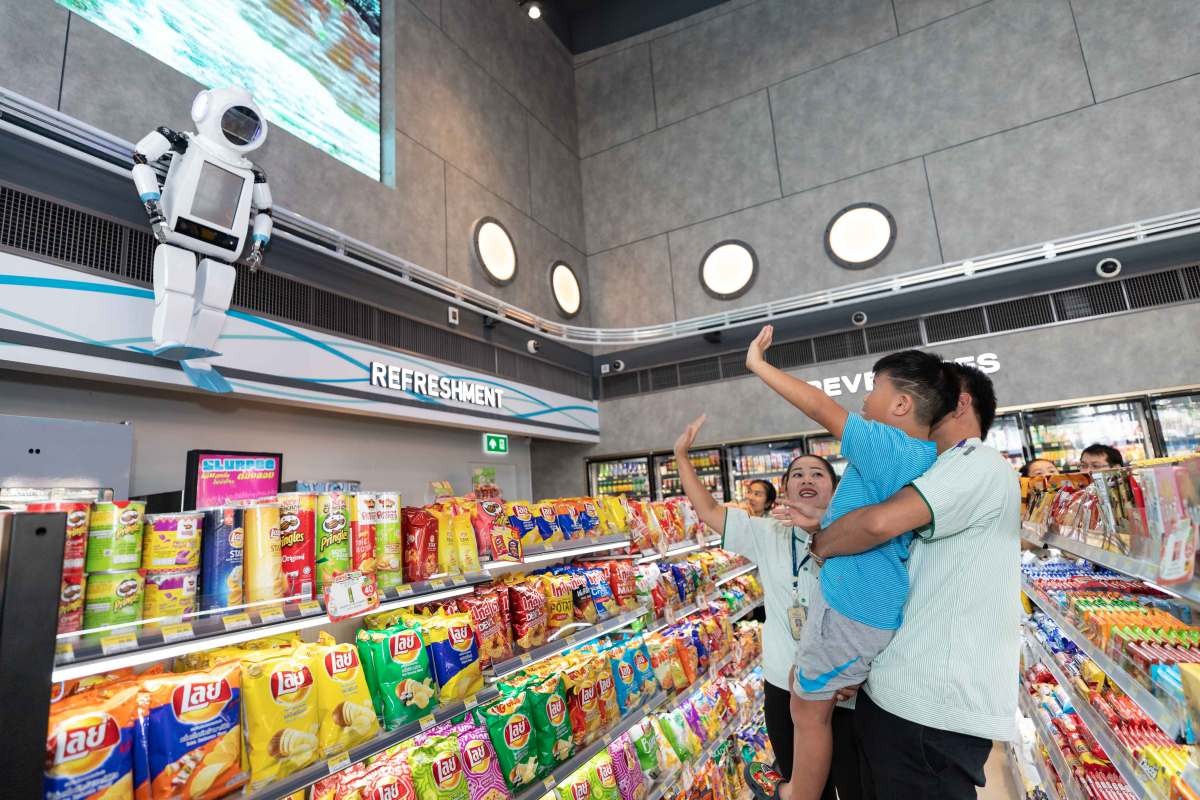 Thailand’s Biggest 7-11 In Pattaya Has 2 Levels & Looks Like Cruise Ship