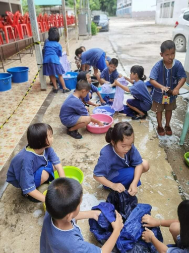 Thai Teacher Has ‘Laundry Class’ For Grade 2 Kiddos To Learn Life Skills