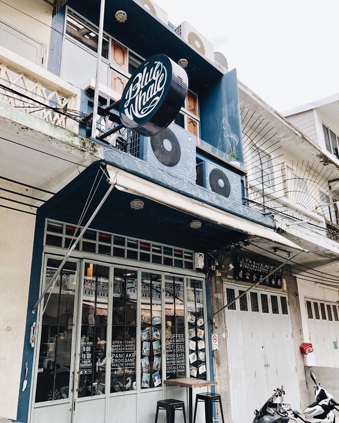 Blue Whale Cafe: Gorgeous Blue Cafe In BKK With Colourful Desserts