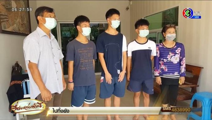 Triplets Got Into Med School At The Same Time, Parents Got Tripled Proud