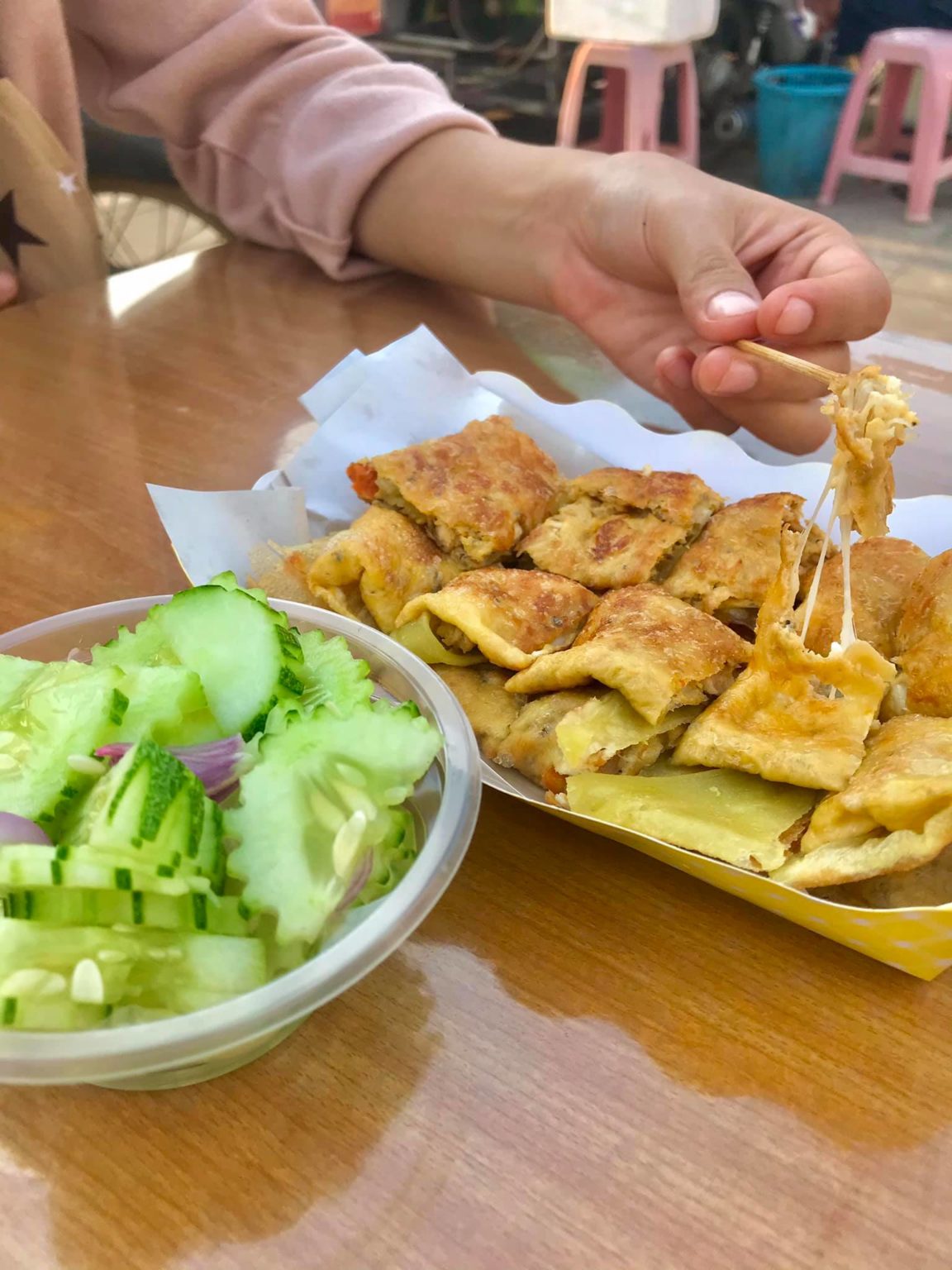 Charming Roti Ladies Gain Fans Quickly, Sell Up To 10KG Of Rotis Daily