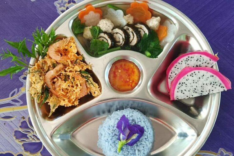Students Choose Their Own Lunches In A School Project