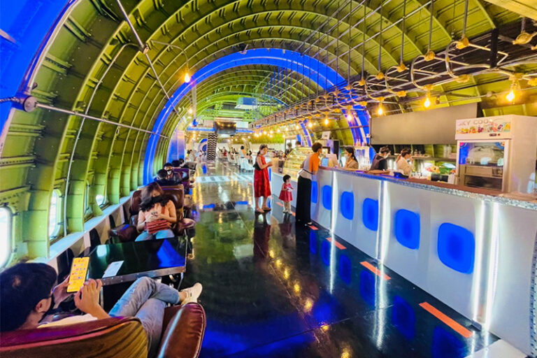 747 Cafe Is An Airplane Bistro In Bangkok With Only ฿120 Flight Tickets