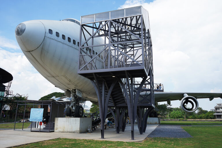 747 Cafe Is An Airplane Bistro In Bangkok With Only ฿120 Flight Tickets