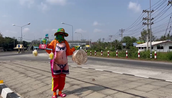 Roadside Hawker Dons Bikini Apron, Daily Sales Go Up By ~67%