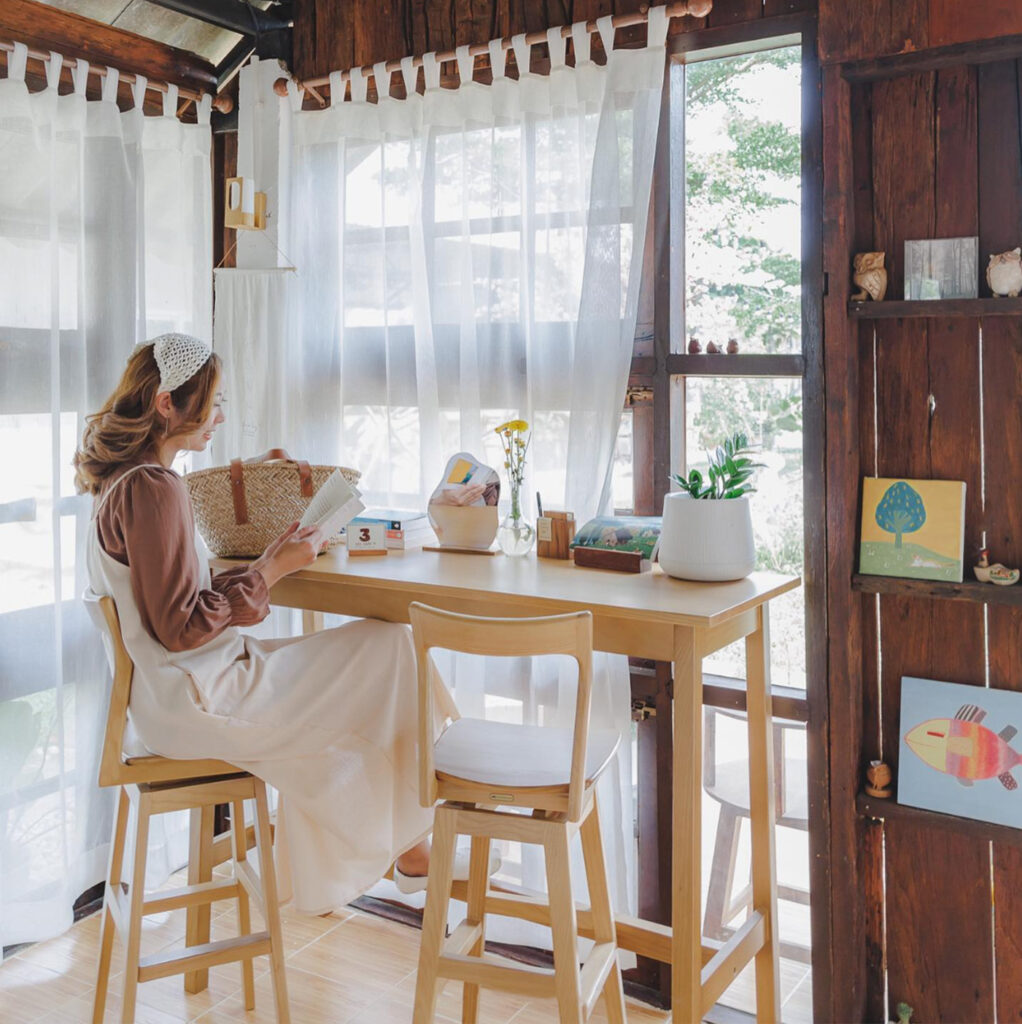 Niji Cafe Is A Japanese-Style Cat & Chocolate Cafe With Shoji Doors