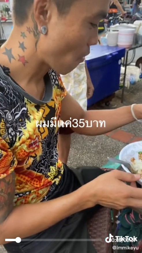 Tourist Pretends To Run Out Of Cash, Surprises Thai Hawker With ฿500