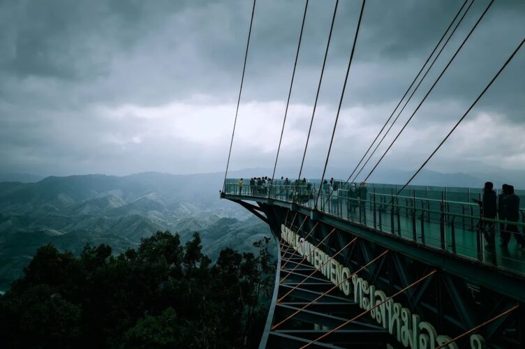 Skywalk Aiyerweng Lets You Walk Over The Mountains In Yala