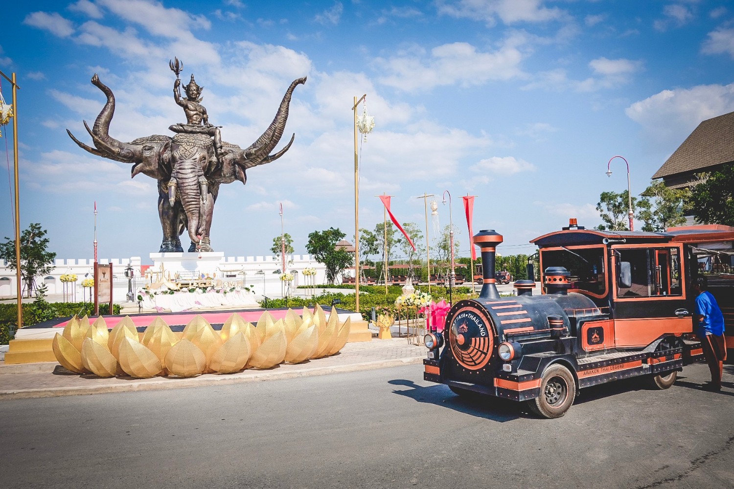 Legend Siam Pattaya: Theme Park With Retro Thai Houses & Boat Rides