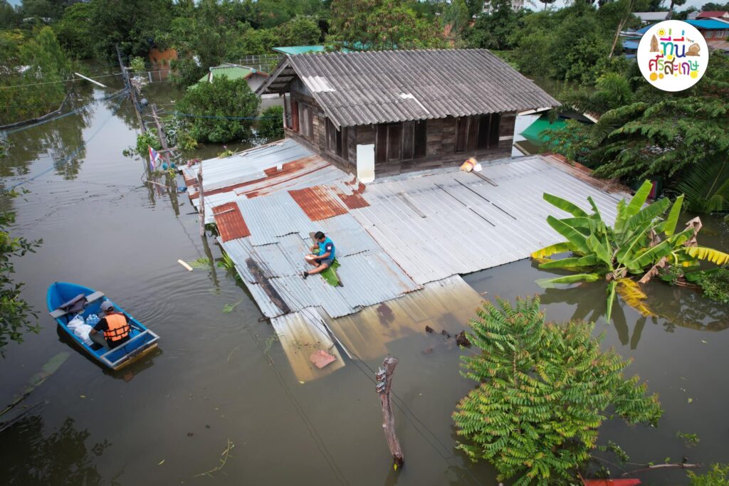 Si Sa Ket Gas Station Tops Up An Unexpected Visitor