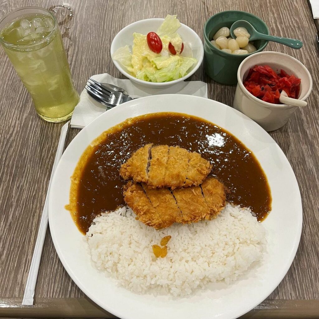 Aoringo Serves Curry Beloved By Japanese Expats
