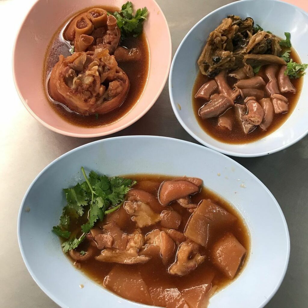 Charoen Saeng Silom: ฿50 Braised Pork Leg