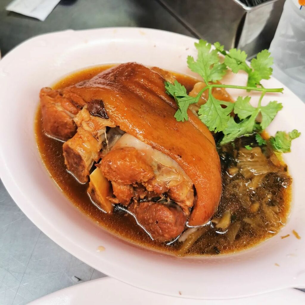 Charoen Saeng Silom: ฿50 Braised Pork Leg