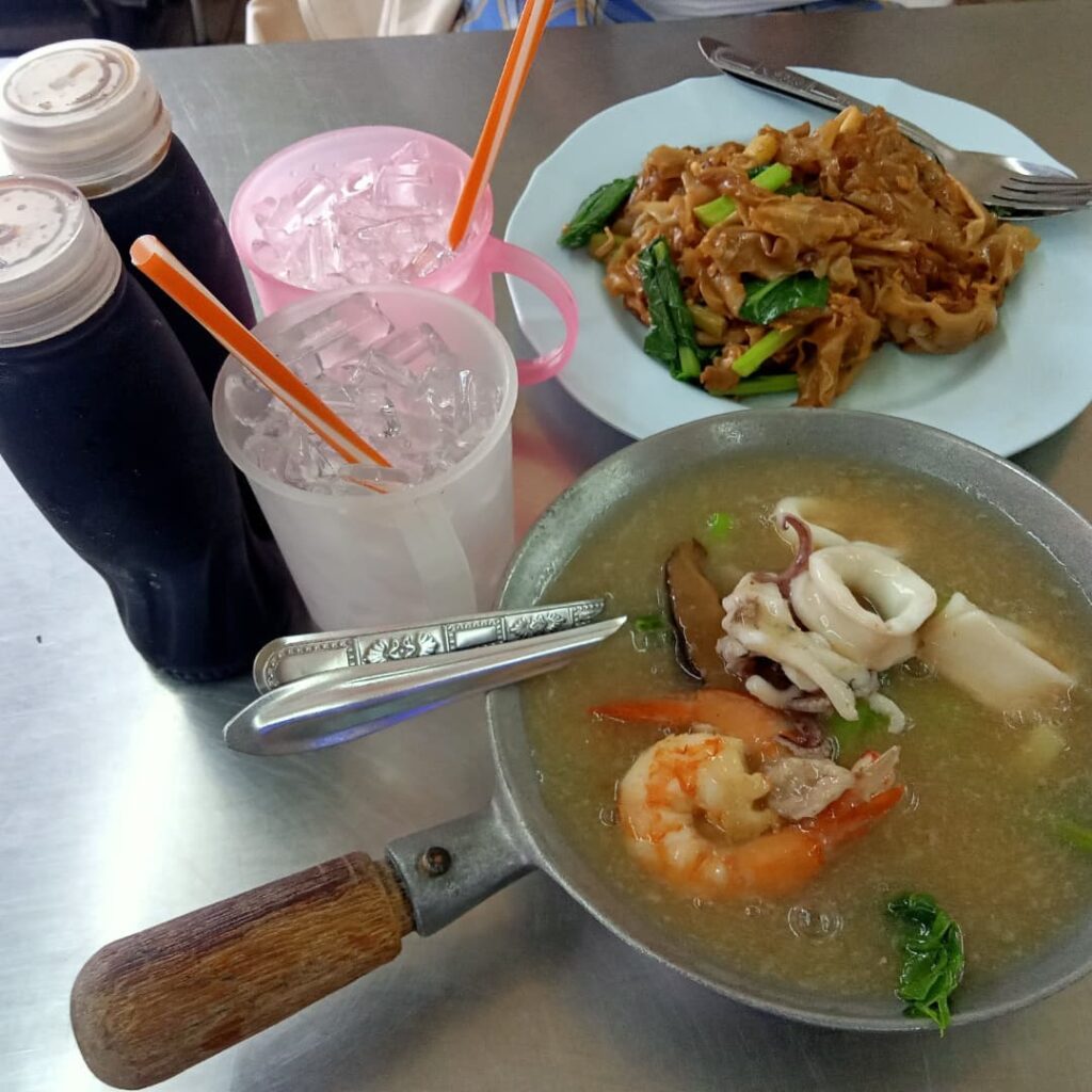 Rat Na Yot Phak 40 Years Serves Underrated Thai Noodle Dish