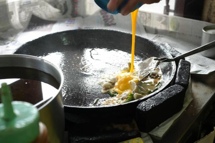 Nai Mong Hoi Thod: Oyster Omelettes In Yaowarat