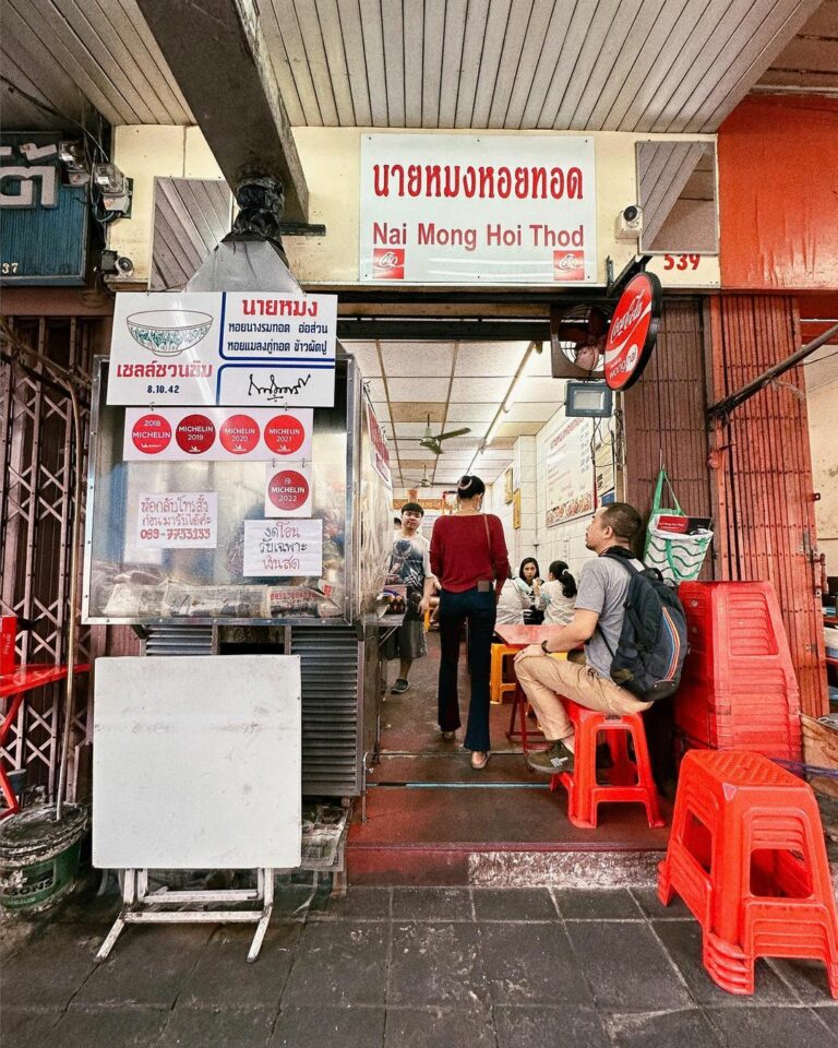 Nai Mong Hoi Thod: Oyster Omelettes In Yaowarat