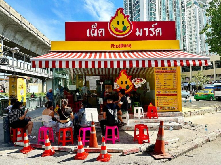 Phed Mark: Authentic Pad Krapao Shop In Ekkamai