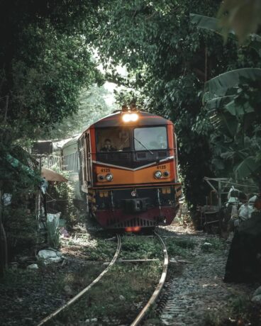 Bangkok Train Guide 2023: Stations, Ticket Booking & Train Classes