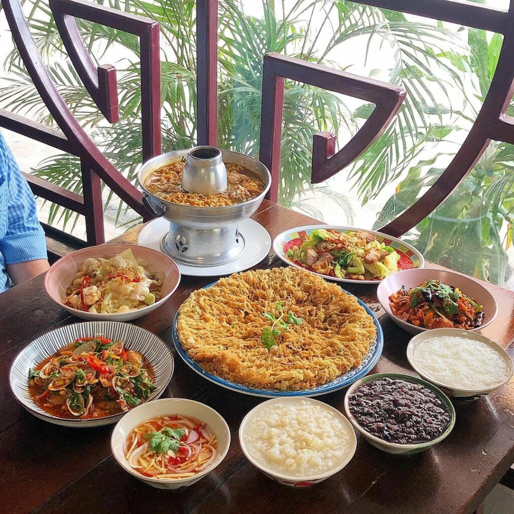 Khao Tom Gui (ข้าวต้มกุ๊ย ชือเลอมา): Traditional Thai-Chinese Food