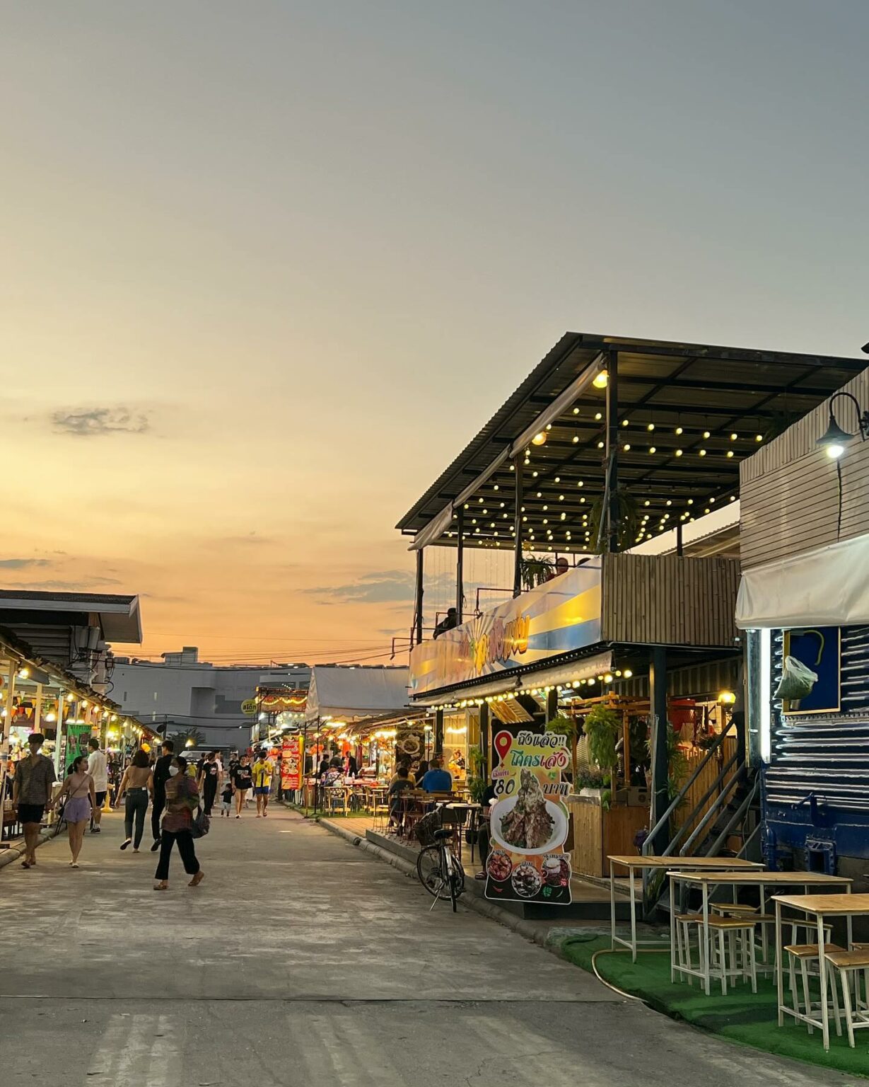 Srinakarin Train Night Market: Retro Vibe In A Warehouse