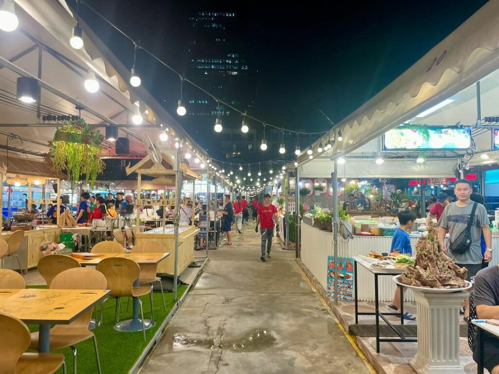 The One Ratchada (เดอะวัน รัชดา): Old Train Night Market Revived